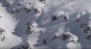 Unglaubliches Video von einem Skifahrer, der aus einer Lawine rettet: im Hemd geboren