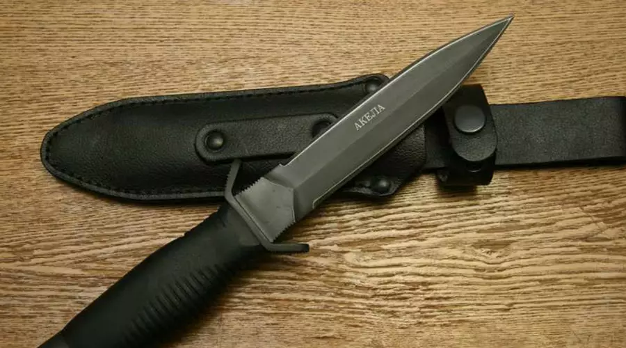 Akela Knife a été spécialement conçu pour une utilisation dans les espaces urbains - où le combattant n'a tout simplement pas la possibilité d'utiliser une arme à feu. La conception spéciale du fourreau permet à l'Akela d'être attaché aux munitions dans n'importe quelle position.