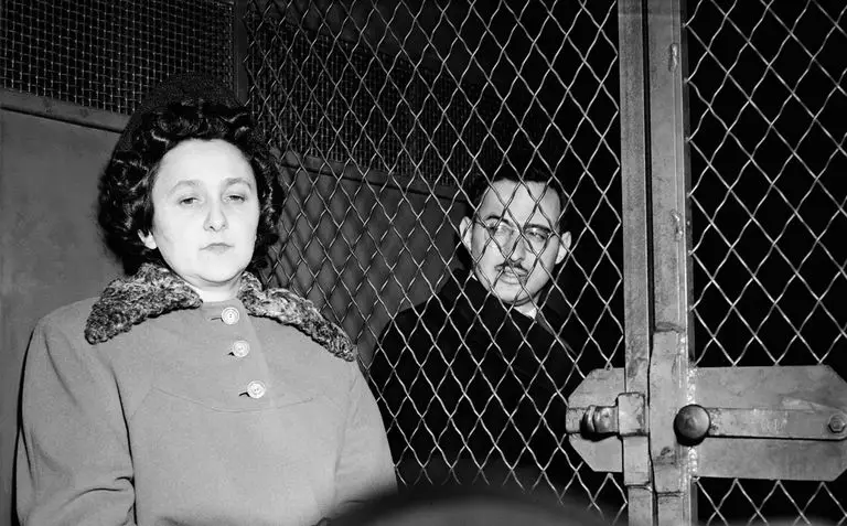 Rosenbergin tapaus New Yorkin pariskunta Ethel ja Julius Rosenberg syytettiin Neuvostoliiton vakoilusta ja syytettiin vuonna 1951. Liittovaltion syyttäjät väittivät, että Rosenbergit luovuttivat atomipommin salaisen kehityksen neuvostolle. Todistepohja oli niin vähäinen, että koko Amerikka uskoi tavallisen insinöörin ja hänen vaimonsa viattomuuteen. Siitä huolimatta vuonna 1953 Rosenbergit todettiin täysin syyllisiksi ja teloitettiin sähkötuolissa.