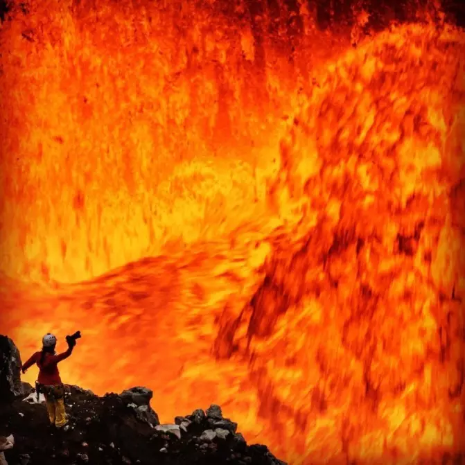 Saut en enfer : des clichés fous depuis l'embouchure même du volcan