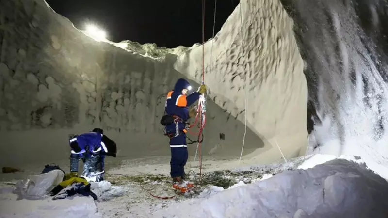 Lahek vetrič Nadaljnje študije so pokazale datum nastanka kraterja - jesen 2013. Poleti istega leta je temperatura na tem območju presegla standard za kakšnih 5 stopinj. Kljub temu je bila ta majhna količina dovolj, da se je večna zmrzal, ki leži na globini dvajset metrov, začela topiti.