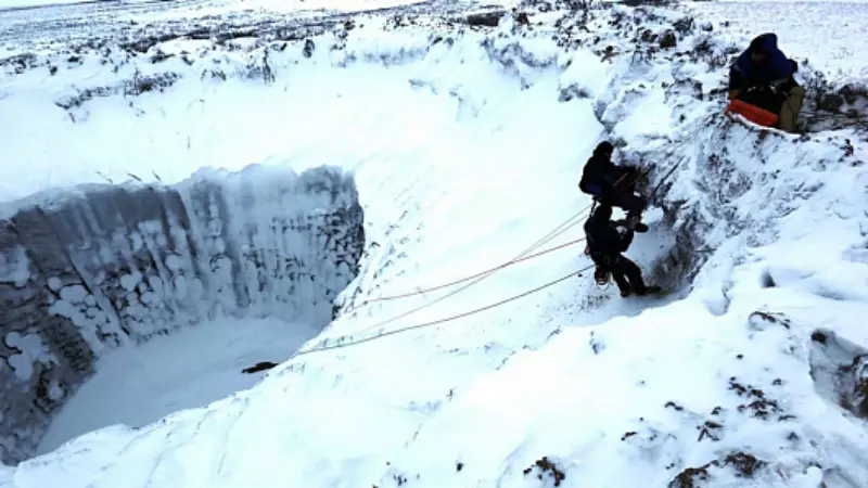 सफलता माथिल्लो permafrost परत, ग्लोबल वार्मिंग द्वारा उल्लेखनीय रूपमा कमजोर, लामो समय सम्म मिथेन राख्न सक्दैन। यमल फनेल मा विस्फोट धेरै बलियो थियो, जताततै चट्टानहरु को टुक्रा बाट प्रमाणित। २०१३ मा यामल फनेल को खाडल ३५ मिटर को गहिराई पुग्यो। अर्को वर्ष सम्म, कीप एक तिहाई द्वारा पानी भरिएको थियो।