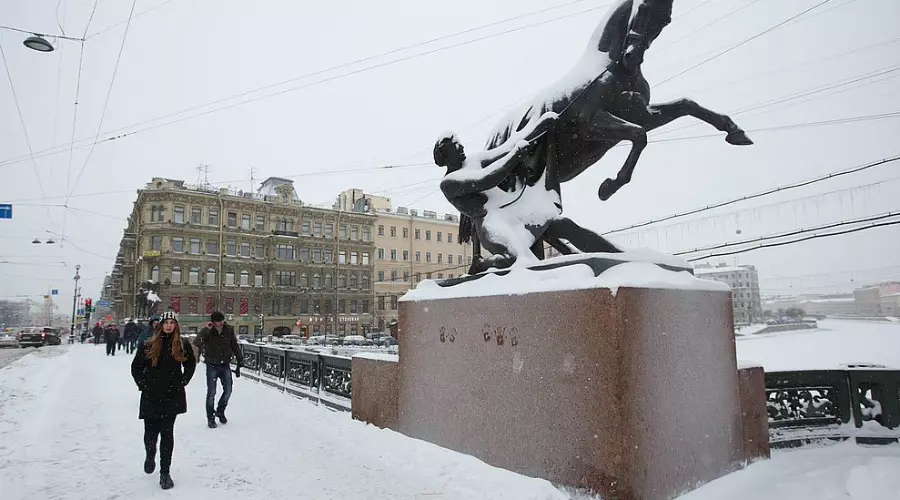 Ferieslag Symptomerne på psykisk sygdom bliver værre ved ferien. For Rusland er dette især vigtigt: den lange nytårsweekend for 34% af indbyggerne i vores land bliver ikke til en ferie, men til en ægte tortur. Pengeudgifter, den omgivende travlhed, behovet for at have tid til at lukke alle arbejdsprocesser inden udgangen af ​​året - under sådanne forhold vil en sund person falde i depression.