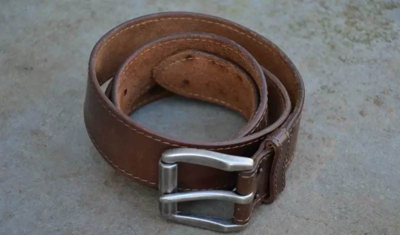 Belt kama ụdọ Ezigbo eriri akpụkpọ anụ nwere ike inyere gị aka pụọ ​​n'oké ọhịa. Ọ ga -adịrị ha mfe idozi nkụ maka iburu ya na ọbụna idozi windo mkpuchi nwa oge n'elu osisi ahụ.