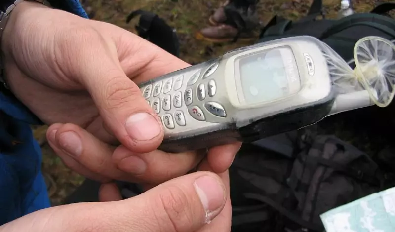 Lateks goragy sumkaňyza prezerwatiwleri taşlaň, olar peýdaly bolar. 1-nji önümi dürli usullar bilen ulanyp bolýar: suw götermek (iki litre çenli), pul saklamak, gabat gelmek we hatda smartfon. Elbetde çyglylykdan goraň.