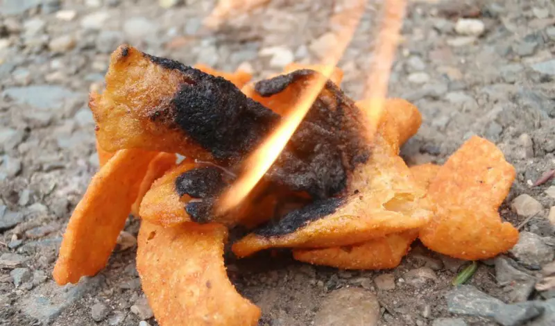 Eld från mat Tänds inte den fuktiga tändningen på något sätt? Inga problem, de vanligaste chipsen hjälper dig här. Läckra mellanmål blötläggs vanligtvis i olja och brinner vackert: använd detta för att ge tändningen tid att torka.