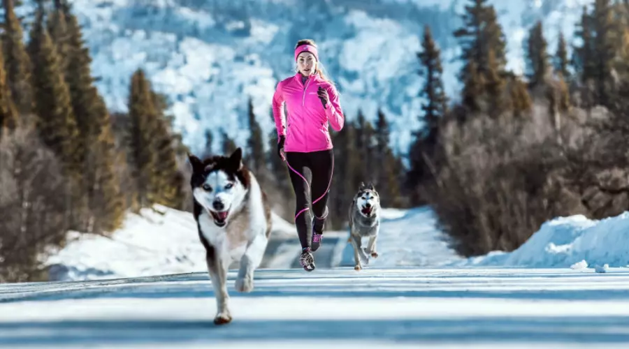 Outfit La cosa più importante da considerare è l'abbigliamento per la corsa in inverno. Non dovresti uscire così. Scegli la tua attrezzatura in modo che sia calda, ma non calda o pesante. L'abbigliamento multistrato aiuterà a distribuire efficacemente l'energia generata durante la corsa, risparmiando sia dal surriscaldamento che dall'ipotermia. È già -10 per strada? In questo caso, non puoi fare a meno della biancheria intima termica.