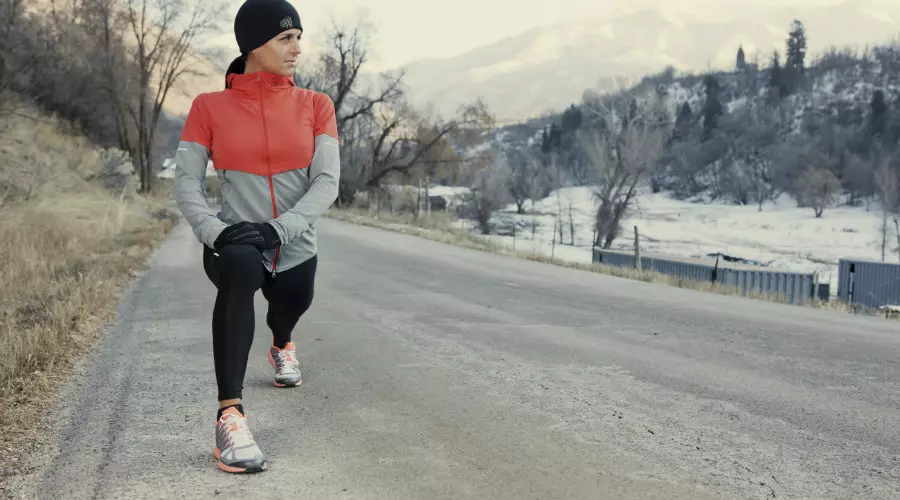 Tempo an Unzuel u Übungen Probéiert d'Ausdauer an d'Kraaft mam Wanterjogging ze erhéijen féiert zu katastrofale Resultater. De Kierper an der Keelt verschwënnt ganz séier, Dir braucht et net? Run net méi wéi zweemol d'Woch. Huelt net en héijen Tempo, et ass onnéideg. Trainéieren am Wanter sollt Iech méi gesond maachen, Iech net erschöpfen.