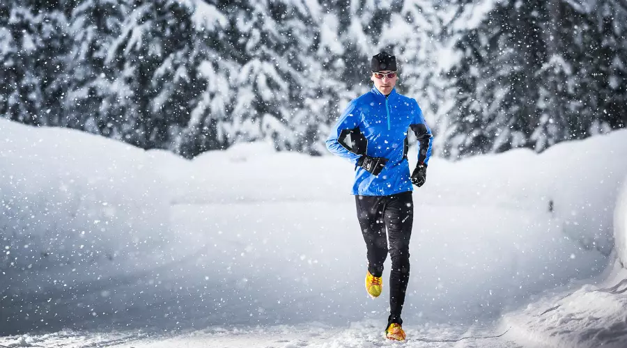 Správné dýchání je klíčem ke zdraví. Zvláště v zimě je pro začínající sportovce obtížné dodržovat toto pravidlo. Pamatujte: nádech nosem, výdech ústy a nic jiného. Lapáte po vzduchu v ústech, vážně riskujete studené plíce.