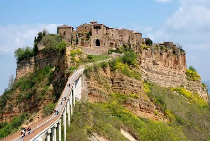 Lingua etrusca O país de Etruria formou parte do Imperio romano desde tempos inmemoriais. Non obstante, a lingua etrusca permaneceu illada por algún motivo. Dende aproximadamente o século VIII a.C. falouse desde Córsega ata os Alpes, pero no século I a lingua morreu de súpeto. Os científicos aínda non poden descifrar os textos etruscos.