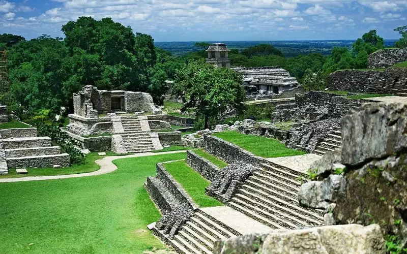 Nessuno sa esattamente perché l'impero Maya sia caduto. Gli scienziati offrono una scelta di diverse ipotesi: dalla siccità e dalla fame totale alla sovrappopolazione e al cambiamento climatico.