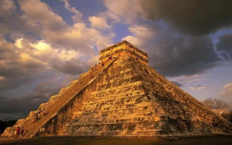 Le rovine e le piramidi che vedi spesso nelle immagini sono state fotografate, molto probabilmente a Chichen Itza, una delle più grandi città Maya. Solo di recente è stato acquistato dal governo da un privato.