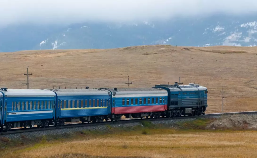 'S Werelds langste Trans-Siberische spoorlijn werd de eerste Euraziatische transcontinentale spoorlijn. Verrassend genoeg voltooiden ze het al in 1904: de Transsib verbond eerst Moskou en Vladivostok, en daarna Rusland, China en Korea. Op dit moment is de lengte van de gehele weg 11.024 kilometer.