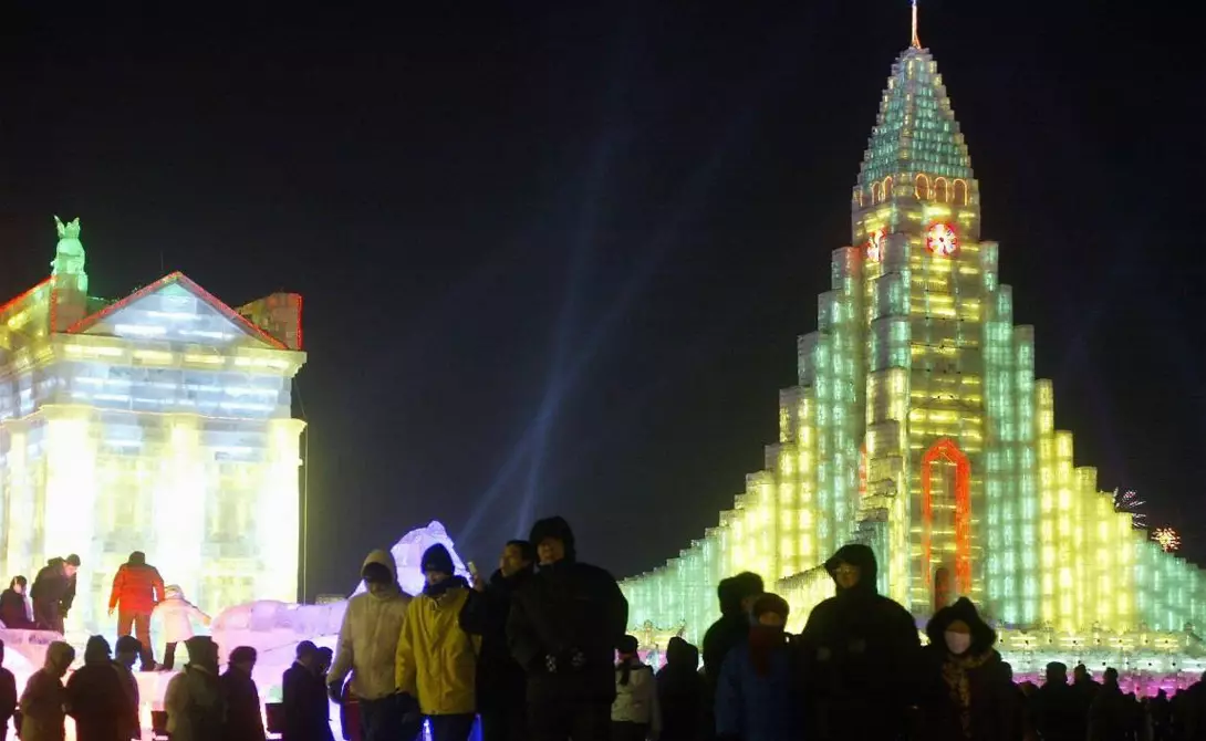 Harbin Ni ọgọrun ọdun sẹyin, ikole ti Railway Trans-Siberian yi Harbin ti agbegbe pada si oludari ọrọ-aje ni agbegbe naa. Ilu yii titi di oni yii jẹ ilu nla ti o tobi julọ ni ariwa ni China. Ṣiṣan ti awọn aririn ajo ko ni di pupọ ni gbogbo ọdun yika, ati pe awọn olugbe agbegbe jo'gun owo to dara paapaa lakoko igba otutu ti o nira pupọ.