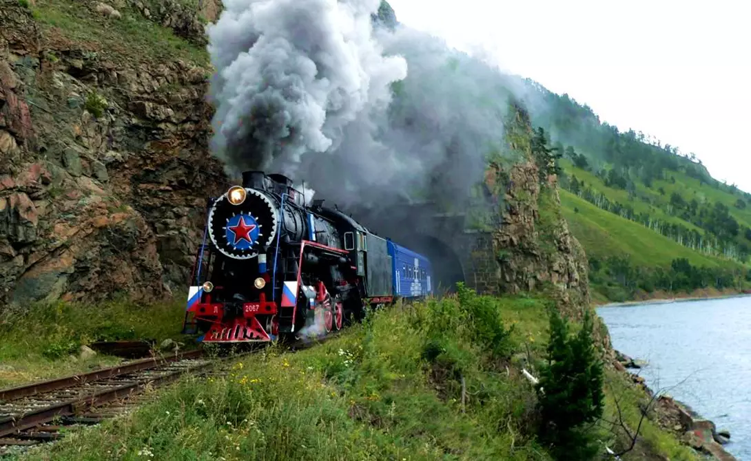 De Rusia a China Ahora, el ferrocarril transiberiano conecta cientos de ciudades, pueblos y aldeas, cruzando un récord de siete zonas horarias. El viaje de borde a borde durará hasta 8 días, y difícilmente podrá olvidar una aventura así hasta el final de su vida.