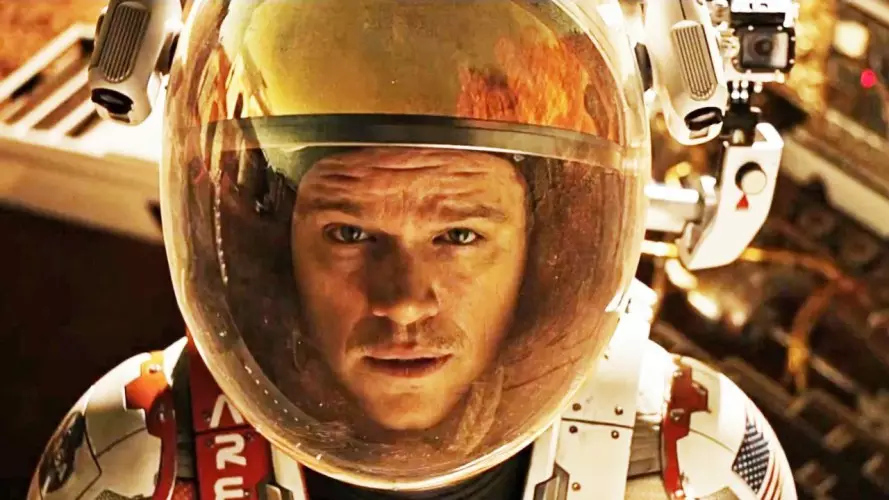 Der Marsianer Vielleicht einer der besten Science-Fiction-Filme der letzten Zeit. Der Biologe Mark Watney (Matt Damon) muss allein auf dem Mars überleben. Ein sehr schönes Bild über eine Person, die auch unter schwierigsten Umständen nicht aufgibt.