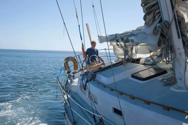 L’esperança no s’esvairà. Una pel·lícula difícil, dura i alhora molt romàntica. El personatge principal conquereix per si sol l’oceà Índic, però cau en una violenta tempesta. L’enfrontament entre una persona real i l’element marí desenfrenat.