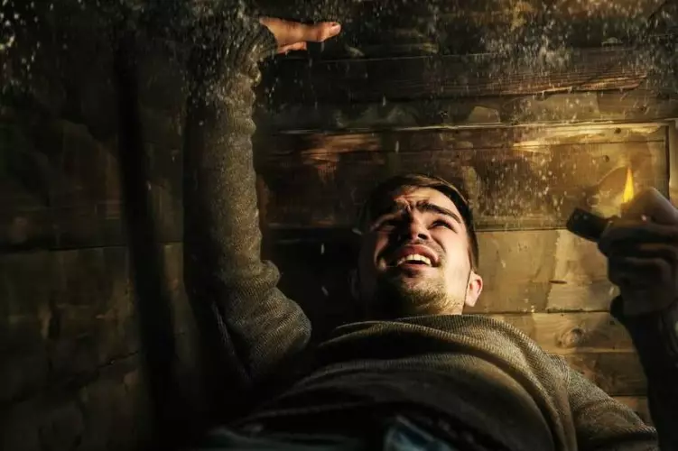 Buried Alive Et ce film est contre-indiqué pour ceux qui souffrent de claustrophobie. Un soldat américain est pris en embuscade et inconscient. Il se réveillera déjà dans un cercueil... Un film difficile, mais très intéressant.