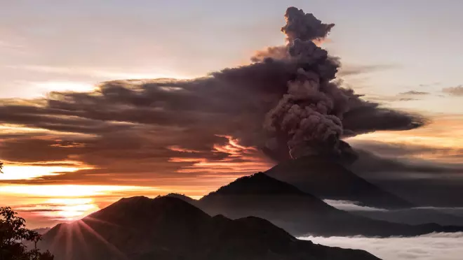 upload-2017-11-26T061042Z_1079467998_RC160E51BD50_RTRMADP_3_INDONESIA-VOLCANO-pic905-895x505-13044