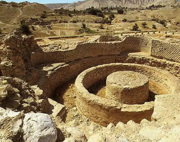 A Queda de Jericó A história da queda de Jericó também recebeu confirmação pelo som de trombetas. Pelo menos, os arqueólogos descobriram que as paredes da cidade caíram de uma forma muito incomum: nem um túnel nem máquinas de bombardeio foram encontradas nas proximidades. Muito provavelmente, as paredes foram destruídas por um terremoto pontual de força incrível.