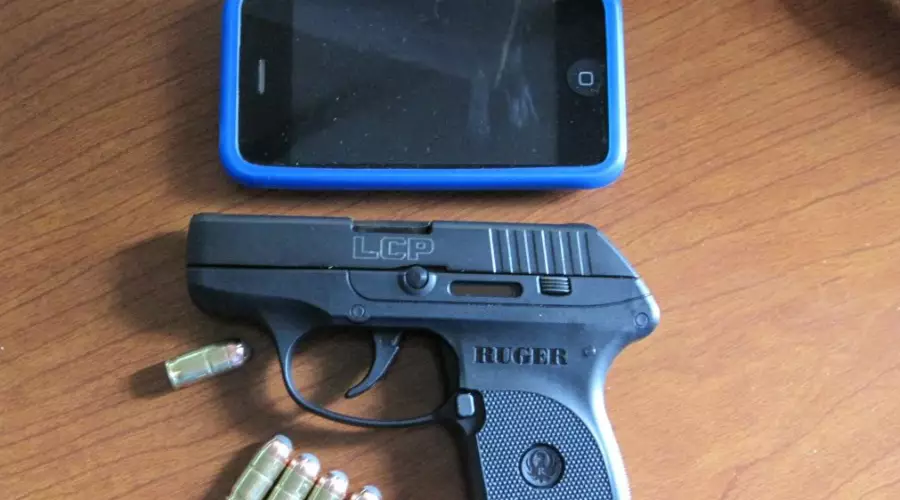 Ruger LCP कदाचित यादीतील एकमेव खरोखर लढाऊ पिस्तूल आहे. रगर एलसीपी हा युनायटेड स्टेट्समधील सर्वात लोकप्रिय लपवलेल्या बॅरलपैकी एक मानला जातो. एलसीपी 13.1 सेंटीमीटर लांब आहे आणि स्टील आणि काचेने भरलेल्या नायलॉनपासून बनलेला आहे.