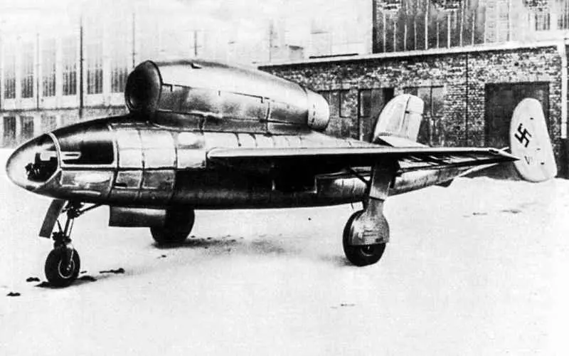 Heinkel He 162 Yashizweho kandi ashyirwa ahagaragara mu 1944, Heinkel He 162 ntiyari umusazi gato ugereranije na V-1 Reichenberg. Indege ifite amababa yimbaho ​​yari igenewe abaderevu badafite uburambe, ariko byagaragaye ko ari gahunda yubunini bigoye kuguruka kuruta indege zisanzwe. Indege zigera ku 120 zarakozwe, inyinshi muri zo zikaba zaraguye ku cyiciro cyo gutoza indege.