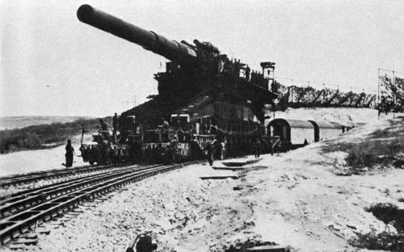 Schwerer Gustav "Fat Gustav" na "Dora" (bitiriwe izina ry'umuyobozi w'ikigo gishinzwe iterambere ndetse n'umugore w'uwashushanyije) byari ibikoresho bya gari ya moshi bidasanzwe. Ikibunda cya Dora cyakoreshejwe neza mu gitero cyagabwe kuri Sevastopol mu 1942. Harageragejwe kugirango iyi ntwaro irusheho kugenda, yiswe Landkreuzer P. 1500 Monster, ariko toni 1500 ntishobora kuba igendanwa cyane.