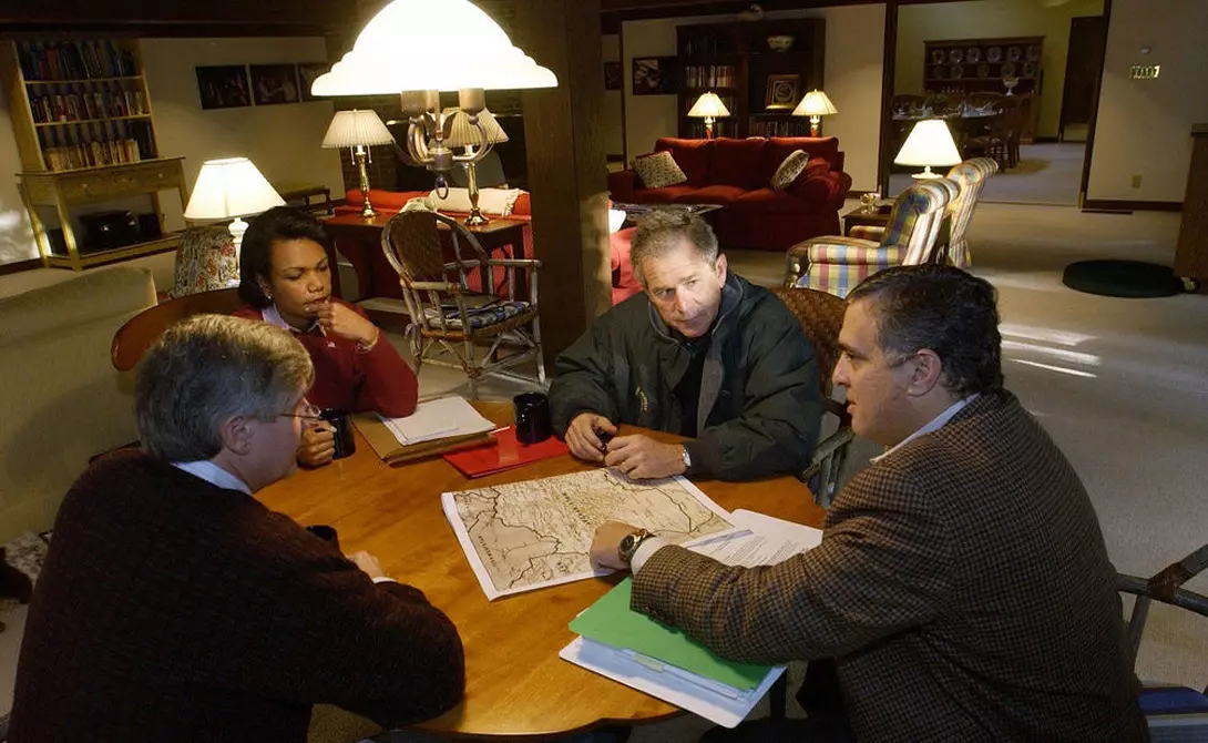 Le président George W. Bush participant à une réunion secrète sur l'opération Tempête du désert, 2001