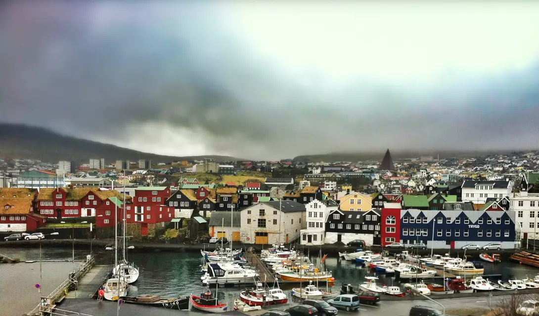 I-Torshavn, Denmark Iiyure zokukhanya kwelanga ngonyaka: 884 Idolophu elikomkhulu leziqithi ezizimeleyo ze-Faroe Islands ibekwe kunxweme olusempuma lweStreimoy. I-Torshavn ithathwa ngokusemthethweni njengendawo yokuhlala enamafu ehlabathini: iiphaneli zelanga aziyi kuza apha kungekudala. Nangona kunjalo, abahlali bonwabile kwisixeko sabo - umgangatho wokuphila weTorshavn ubaluleke kakhulu.