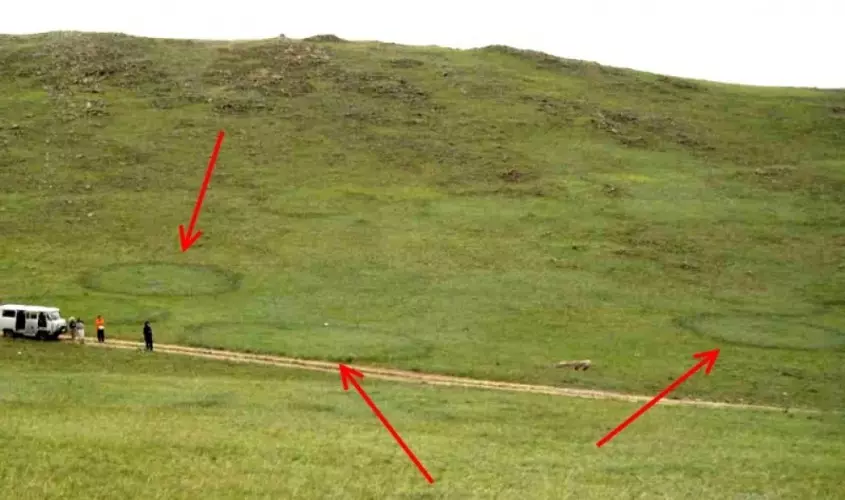 Cadı daireleri Baykal Olkhon adasında, bir pusula ile ölçülen sanki düz çim daireleri periyodik olarak görünür. Ufologların (her zaman olduğu gibi) yazın uzaylıların buraya akın ettiğine inanmaları dışında, fenomen için henüz bir açıklama yok.