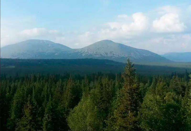 De ondergrondse stad Yamantau De berg Yamantau, waarover de laatste tijd veel fantastische geruchten gaan, is de hoogste in de zuidelijke Oeral; de Oeral-rug zelf is echter erg laag. In het Westen wordt aangenomen dat de transformatie van de berg in een gigantische ondergrondse mierenhoop begon tijdens de late stagnatieperiode. Het Russische leger geeft hier op geen enkele manier commentaar op. Er is een spoorlijn naar Yamantau, de top van de berg wordt zorgvuldig bewaakt. Het hoofddoel van de faciliteit is ofwel een geheime militaire fabriek, of een reservewoning voor de president en de regering, of mogelijk een munitiedepot. Hoe het ook zij, door de afstand tot de grenzen zorgt de berg voor extra veiligheid.