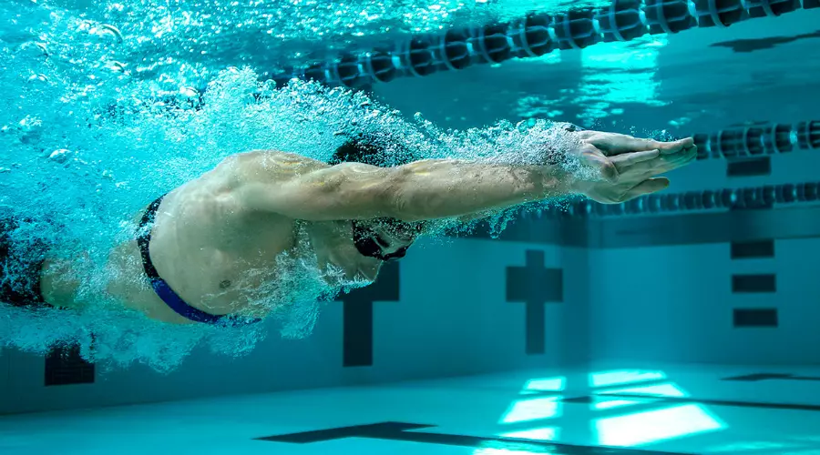 Swimme Beskôgje swimmen as de ideale lichemsstraining. Absoluut alle spieren wurkje. Swimmen ferheget jo hertslach en beskermet sels jo harsens tsjin feroaringen yn leeftyd. Regelmjittige training foar 30-45 minuten helpt depresje te bestriden, ferminderet stress en bouwt in wirklik atletysk figuer.