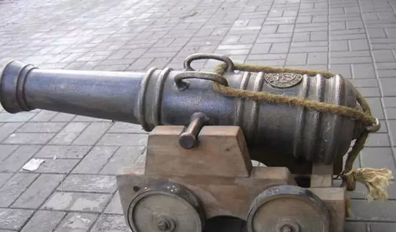 Distribution On peut dire que la Russie est devenue l'une des premières puissances de cette époque, où les armes à feu étaient utilisées en masse. En 1400, les arsenaux des grandes et importantes villes (Novgorod, Pskov, Toula, Moscou) contenaient un nombre suffisant d'armes à feu pour repousser l'ennemi. Les artisans russes se sont également mis au travail et ont commencé à produire leurs propres mèches.