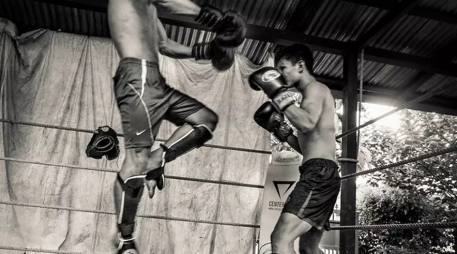 Mga lagda ug proteksyon Wala’y gwantes, wala’y shin pads. Ang usa ka manggugubat misulod sa singsing nga adunay mga bendahe nga giputos sa iyang mga kamot. Kaniadto, gitugotan nga magdugtong sa nabuak nga baso sa mga kurbada, karon kini makita nga labi ka usa ka isport kaysa sa usa ka ligal nga pagbuno sa singsing. Pinauyon sa mga lagda, ang mga manggugubat mahimong magtrabaho sa bisan unsang posisyon. Mga headbutts, siko, pagbalhin sa yuta, mga chokhouse, pagtapos sa mga lihok ... Wala’y lugar alang sa mga mahuyang sa ingon nga singsing.