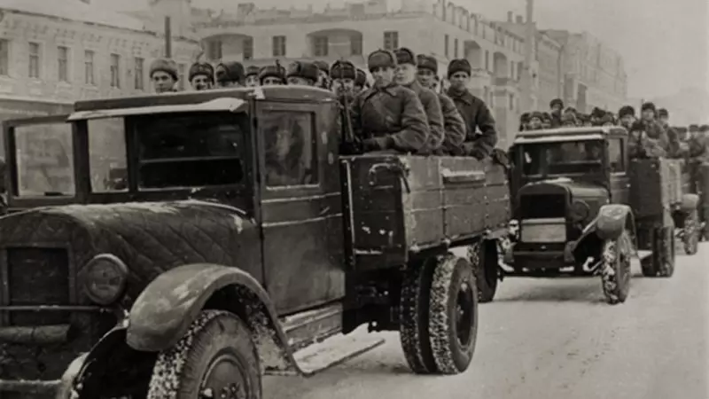 Vaarallinen siirto Saatuaan tiedon, että Japani ei ole valmis vihollisuuksiin uudella rintamalla, Puna -armeijan komento päätti ottaa riskin: Kaukoidän divisioonien siirtäminen Moskovaan jätti auki mahdollisesti vaarallisen rajan, mutta salli äkillisen vastahyökkäyksen lähellä pääkaupunki.