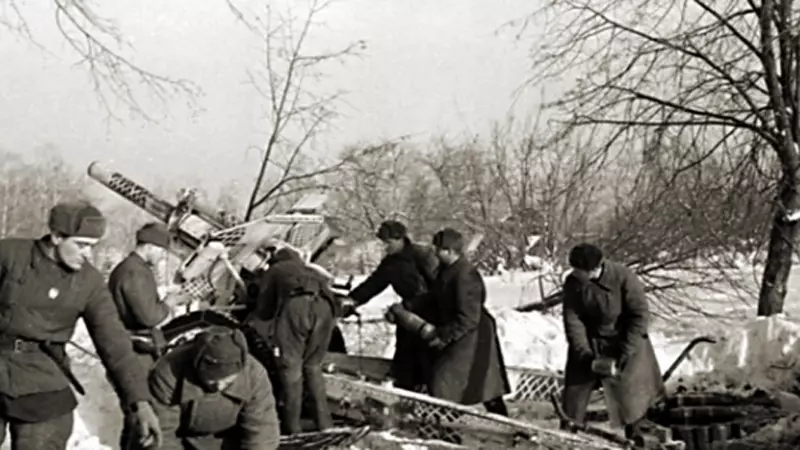 Hände weg von Moskau! Die Neugruppierung der Hauptstreitkräfte der Roten Armee kam für die deutschen faschistischen Invasoren völlig überraschend. Erschöpft von der durchdringenden Kälte zogen sich die Soldaten des Dritten Reiches unter einer entscheidenden Gegenoffensive der sowjetischen Truppen zurück. Schon bald lagen zwischen den Deutschen und Moskau zweihundert Kilometer. Die Verluste der Heeresgruppe Mitte wurden auf eine halbe Million Menschen geschätzt. Am 7. Januar war es einfach unmöglich, das Geschehen an der Front als Gegenoffensive zu bezeichnen: Es begann eine Generaloffensive der sowjetischen Truppen, die nur vor den Ruinen Berlins Halt machte.