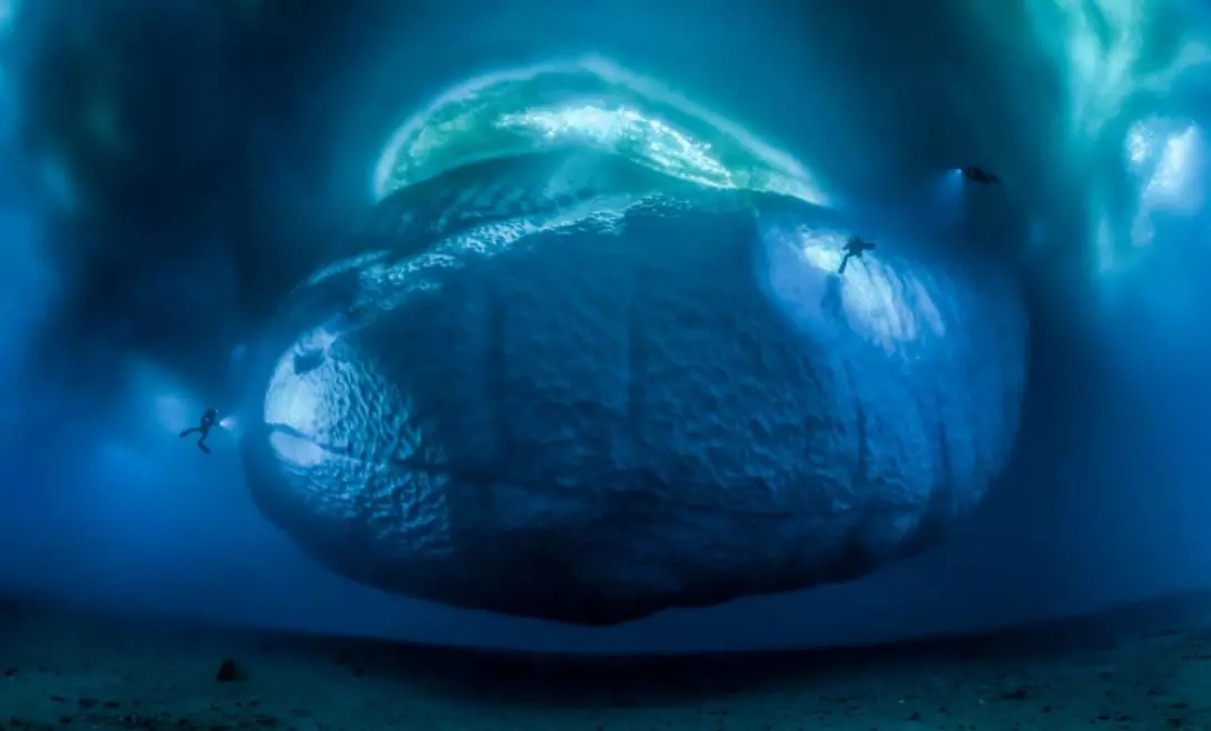 Monstro de gelo Esta é a aparência da parte subaquática do iceberg. Na verdade, um verdadeiro monstro! A foto de Laurent Ballest venceu na categoria Meio Ambiente.