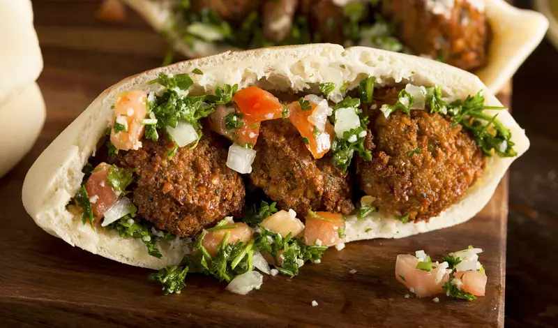 Аъҷубаҳои Falafel Ҷавонони ФБР аз ҳеҷ чиз, ҳатто аз ҳама аҷибтарин воситаҳо, канорагирӣ намекунанд. Дар соли 2005, агентҳо дар як гурӯҳи эронӣ кор мекарданд, ки зери ниқоби як мағозаи хӯрокворӣ дар Сан -Франсиско пинҳон шуда буданд. Эрониҳо (ва дар асл террорист буданд) чизҳои шахсии худро то либоси таг хеле бодиққат тафтиш мекарданд. Аммо террористон ба маҳсулот бечунучаро эътимод доштанд, ки Бюро аз он истифода кард. Дар тӯли сол, дар анбори мағоза, ки дар он ҷо хатогиҳои хурд пинҳон шуда буданд, қуттиҳои фалафел қабул карда шуданд - ҳамин тавр онҳо тавонистанд нақшаҳои асосии эрониҳоро фаҳманд ва ҳатто аз ҳамлаи эҳтимолии террористӣ пешгирӣ кунанд.