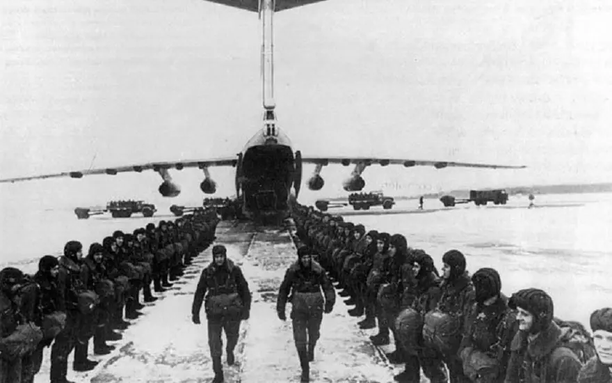 Baptême du feu tchécoslovaque Dans le même 1968, les États signataires du Pacte de Varsovie décidèrent d'envoyer des troupes en Tchécoslovaquie. Tout a commencé avec la saisie de l'aéroport, qui s'est achevée en seulement neuf minutes. Après cela, les Forces aéroportées sont venues à la rescousse, et les unités des forces spéciales arrivées plus tôt dans le pays avaient déjà réussi à s'emparer des médias, des points téléphoniques et des gares. Selon les souvenirs d'un participant à l'opération, le lieutenant-colonel Yuri Struzhnyak, presque personne n'a été blessé au cours de celle-ci et tous les soldats qui y ont participé étaient absolument calmes pour leurs actions.