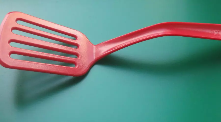 Mutfak Plastik Plastik tabakları unutun. Spatulalar, tavalar için özel plastik kaşıklar - bunların tümü, plastiği ateşe dayanıklı hale getiren bir bromlu alev geciktirici tabaka ile kaplanmıştır.