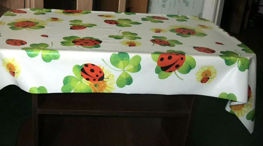 Oilcloth Flannel mahai-zapiak, edo, modu errazagoan, oilcloths, duela gutxi arte ia etxe guztietan aurki zitezkeen. Baina hori nahiko gauza arriskutsua da: mahai-zapiak berun asko eta beste metal neurotoxiko asko ditu. Polibinil kloruroa ere badago, kantzerigeno indartsua dela aitortzen da.