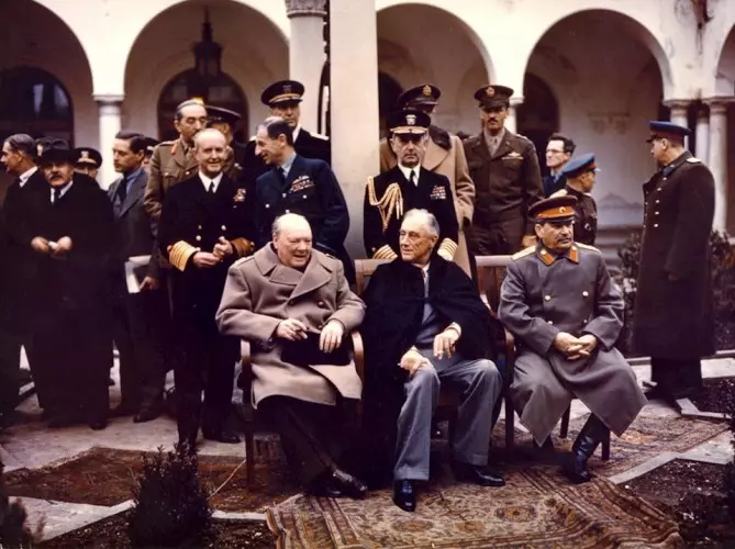 Clau per a Europa A la conferència de Yalta, els aliats van decidir un dels temes més importants: la llibertat de Polònia. Va ser aquest país qui va donar a l’URSS la clau de tota l’Europa de l’Est. Com va resultar més tard, Stalin esperava establir un govern titella a Polònia. A més, els bolxevics van començar a mirar Turquia, de fet, presentant les seves reivindicacions territorials sobre aquest país. En aquestes circumstàncies, Churchill es va veure obligat a desenvolupar un pla per contrarestar els comunistes.