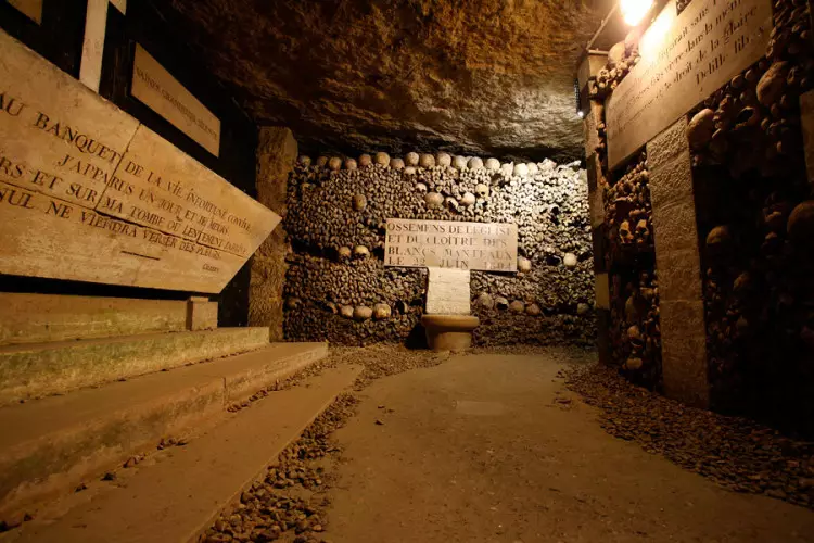 Dark Energy Probeer je voor te stellen wat voor soort energie deze plek heeft geabsorbeerd. De overblijfselen van zeven miljoen mensen zijn te zien! Toeristen lopen nog steeds over de botten van degenen die zijn gedood op St. Bartholomew's Night. Er zijn secties waar de muren en het plafond zijn bekleed met schedels en botten. Het is niet verwonderlijk dat satanisten en sekteleden van allerlei pluimage voortdurend streven naar de catacomben van Parijs. Vorig jaar vond de politie bijvoorbeeld sektariërs die mensenoffers brachten in een van de verre doodlopende straatjes.