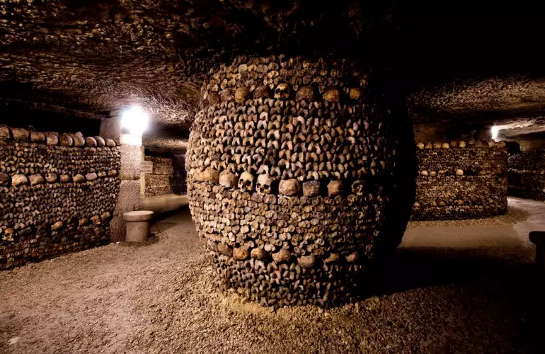 De levenden en de doden Tijdens de Tweede Wereldoorlog daalden Parijzenaars en inwoners van omliggende steden massaal af in de catacomben, in een poging zich te verbergen voor bombardementen en strafbrigades. Het Franse verzet hield enkele jaren een post in een speciaal ingerichte bunker. De nazi's vormden ook een observatiepost in de catacomben - ze geloofden dat dit geen vervloekte plaats was, maar een plaats van macht.