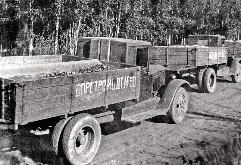 Valori della banca di Smolensk Durante la seconda guerra mondiale, molti oggetti di valore furono persi. Alcuni di loro sono stati nascosti al nemico e successivamente sono stati restituiti al deposito, ma alcuni sono scomparsi. Quindi, dal confine di Smolensk, i valori bancari sono stati evacuati quasi all'ultimo momento. Erano così tanti che ci sono voluti 8 camion. Questi includevano lingotti d'oro, monete d'oro e d'argento, banconote. Fu deciso di inviare il convoglio lungo la vecchia strada di Smolensk a Vyazma. Durante l'attraversamento del Dnepr, il convoglio è stato preso di mira e cinque veicoli su otto hanno raggiunto il villaggio di Otnosovo, 20 km a ovest di Vyazma. Il loro ulteriore destino è sconosciuto: Vyazma fu molto presto catturato dalla Wehrmacht. Si presume che il comando della colonna sia giunto alla conclusione: poiché non è più possibile portare fuori gli oggetti di valore dall'accerchiamento, la cartamoneta deve essere bruciata e l'oro e l'argento devono essere sepolti. L'argomento principale a favore di ciò è il fatto che dopo la guerra a Otnosovo furono scoperte molte monete d'argento dell'emissione del 1924, che erano andate fuori circolazione molto prima della guerra. Tuttavia, il tesoro non è stato ancora trovato.