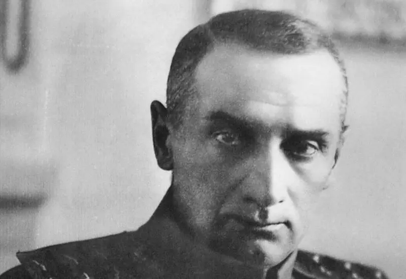 Oro dell'ammiraglio Kolchak All'inizio della prima guerra mondiale, parte della riserva aurea della Russia fu trasportata a Kazan. Durante la guerra civile, fu catturato dall'esercito dell'ammiraglio Kolchak, che si autoproclamò sovrano supremo dello stato. L'oro è stato trasportato da Kazan a Omsk, dove la banca statale ha stimato il suo valore in 650 milioni di rubli d'oro. Dopo la sconfitta e la morte di Kolchak nel 1921, i resti delle sue truppe diedero oro al governo sovietico in cambio di garanzie di un ritiro senza ostacoli dalla Russia. Ma si è scoperto che il numero di lingotti è diminuito in modo significativo. Il destino di circa 250 milioni di rubli d'oro è sconosciuto. Alcuni ricercatori ritengono che l'oro sia rimasto nella provincia di Omsk: una parte si trova nei passaggi sotterranei sotto l'edificio della banca di stato, l'altra è sepolta vicino alla città. Secondo un'altra versione, l'oro fu inviato a Vladivostok, ma doveva essere scaricato alla stazione di Taiga vicino a Kemerovo e sepolto. Nel 1941, poco prima della guerra, l'NKVD condusse diversi scavi senza successo nell'area indicata dai testimoni catturati. I cacciatori di tesori non rinunciano ancora alla speranza di trovare i tesori dell'ammiraglio.