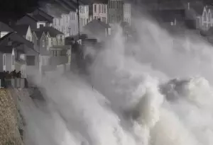 Tropiese storm bedek Ierland, Wallis en Skotland