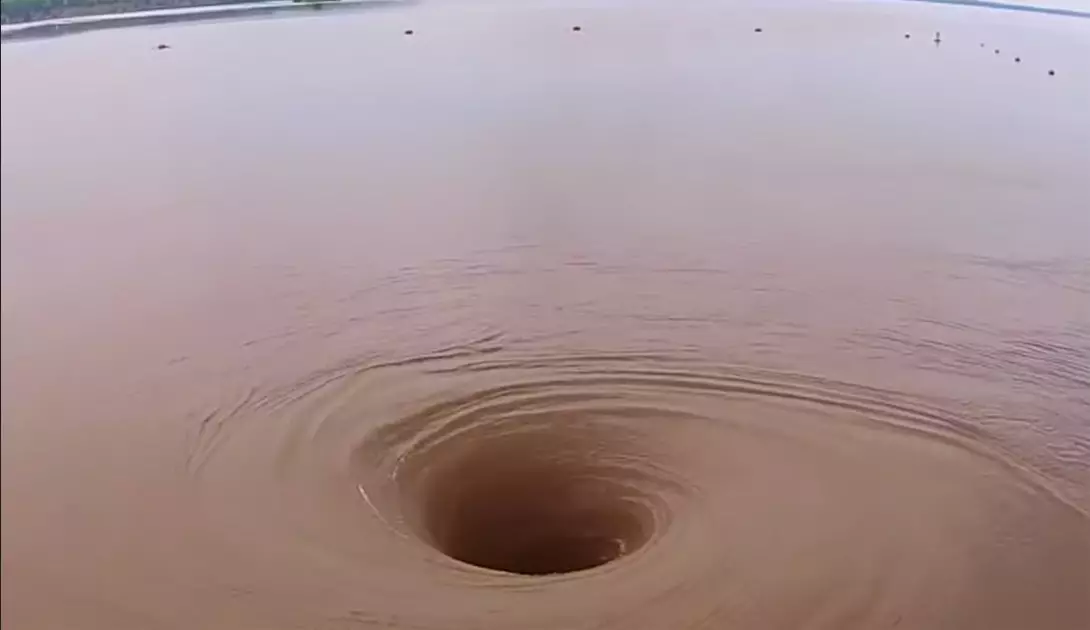 Lago Pener Usono La relative trankvila lago fariĝis koŝmaro de maristoj danke al la senzorgeco de kelkaj laboristoj. Serĉante nafton, boristoj trarompis la fundon de la lago kaj iris rekte en la salminejon. Rezulte formiĝis grandega kirlejo, kiu tuj trenis 11 barĝojn kaj plurajn fiŝkaptistajn boatojn en la abismon.