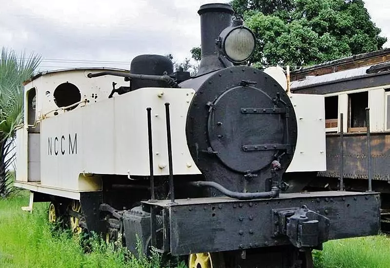 Cape Town - Kairo Railroad På begynnelsen av 1900 -tallet var Storbritannia den eneste supermakten. Solen gikk aldri ned på imperiets territorium. Flåten kunne kontrollere alle havene, men inne i de koloniserte kontinentene var den maktesløs. Men britene hadde en bevist idé: jernbaner, som de oppfant. Som vanlig ble det grandiose prosjektet unnfanget av oligarken - Cecil Rhodes, en eksentrisk, veldig rik rasist og en ihuga imperialist. Ideen om en transafrikansk jernbane, over 11 000 kilometer lang, ble latterliggjort i parlamentet og i alle avisene, men Rhodes brydde seg ikke. Selve ideen var god: en jernbane var nødvendig for å koble de britiske koloniene i Afrika, og ikke bare en transport - en prosjektet sørget for legging av en telegraflinje. Fra et teknisk synspunkt var prosjektet upraktisk, og med utbruddet av første verdenskrig ble det endelig begravet.