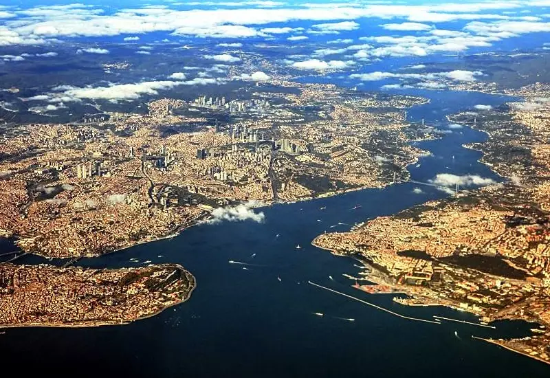 Bosphorus-2 og Istanbul Island Den trange Bosporos-kanalen er så travel at Tyrkia lenge har forberedt et prosjekt for å bygge en skipskanal fra Svartehavet til Marmarahavet som omgår Bosporos. Samtidig bør den nordlige delen av Istanbul bli en stor øy: Fra øst vil det være det gamle Bosporusstredet, og fra vest - den nye Bosphorus -2 -kanalen. Prosjektet er ekstremt dyrt, selv etter moderne standarder, men implementeringen bør mer enn dekke kostnadene: den planlagte gjennomstrømningen av kanalen er 85 000 skip per år.